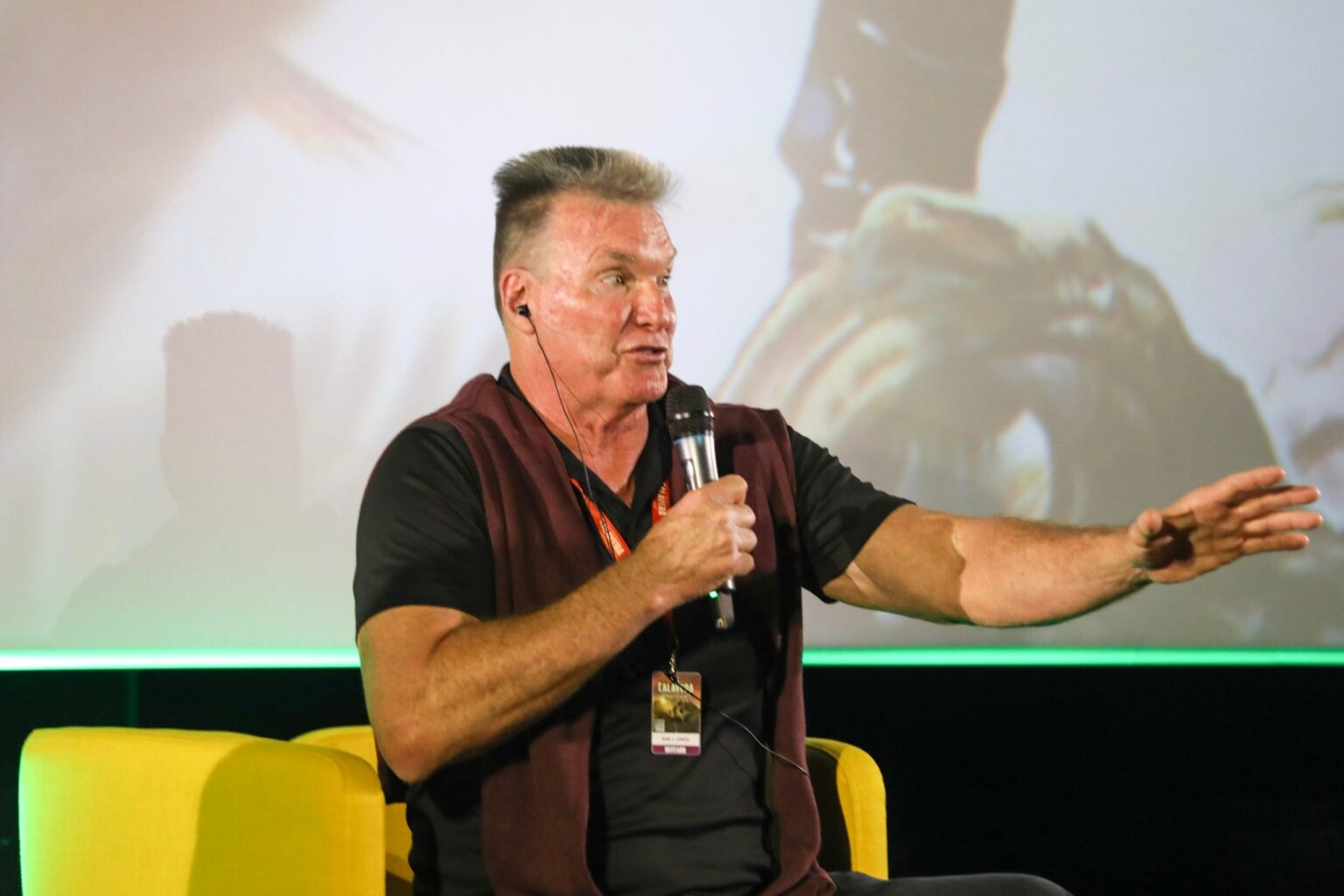 El Triunfal Retorno de Flash Gordon: Un Fascinante Encuentro en el ...